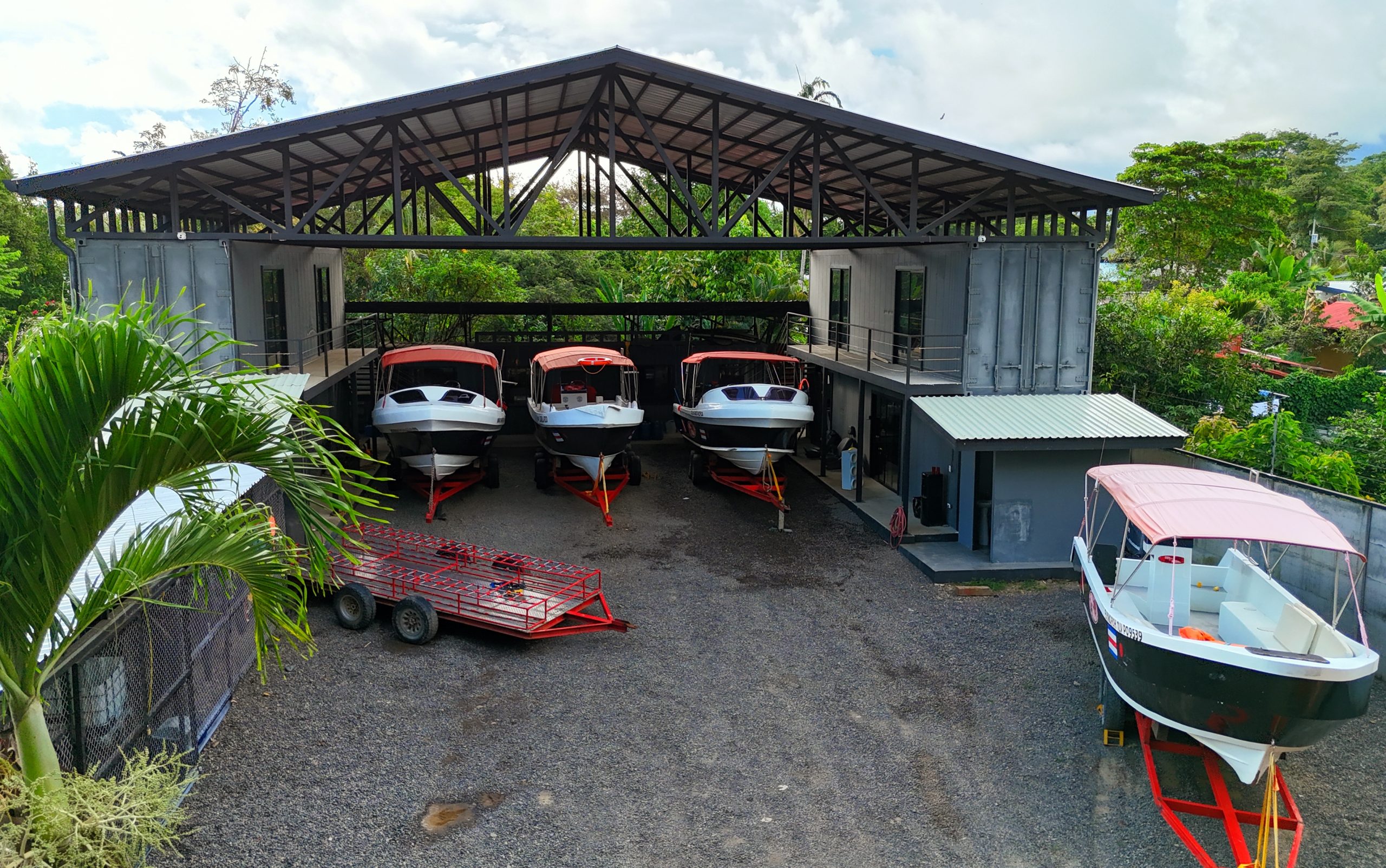 Enjoy Safe and Comfortable dive with Our Diving Boats [VIDEO]